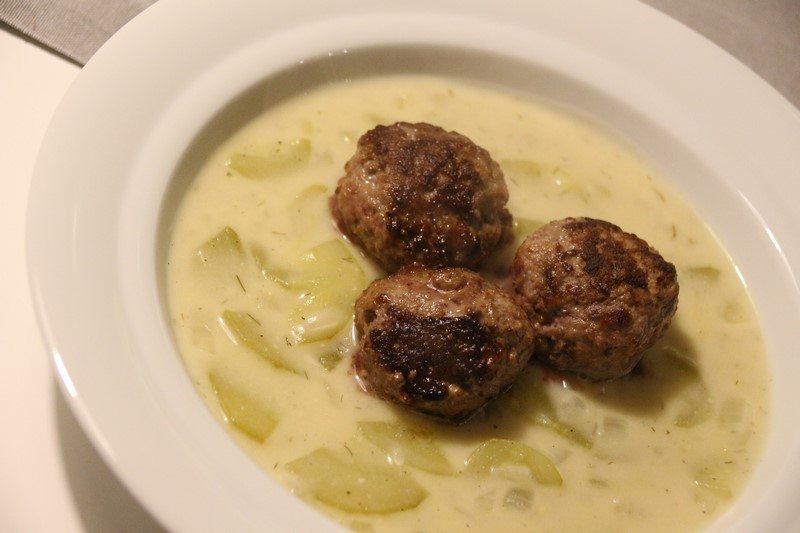 Rezept: Gurken-Senf-Suppe mit Hackbällchen